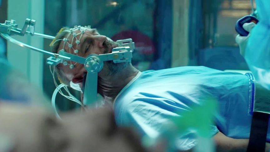 男子接受了一场实验,通过手术获得了已经死去的人的记忆