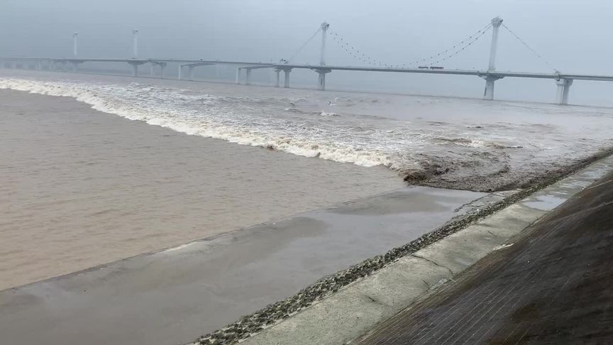 钱塘江大潮汹涌澎湃而来,壮观…