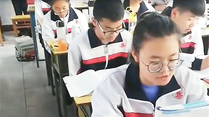 衡水中学的女学霸,背书的方式竟然与众不同,网友:这脑袋瓜子