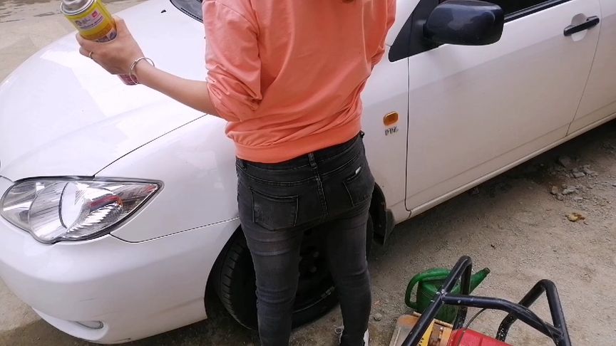 老乔带着他女人给我的神车比亚迪F3换雨刮,原车雨刮老化了