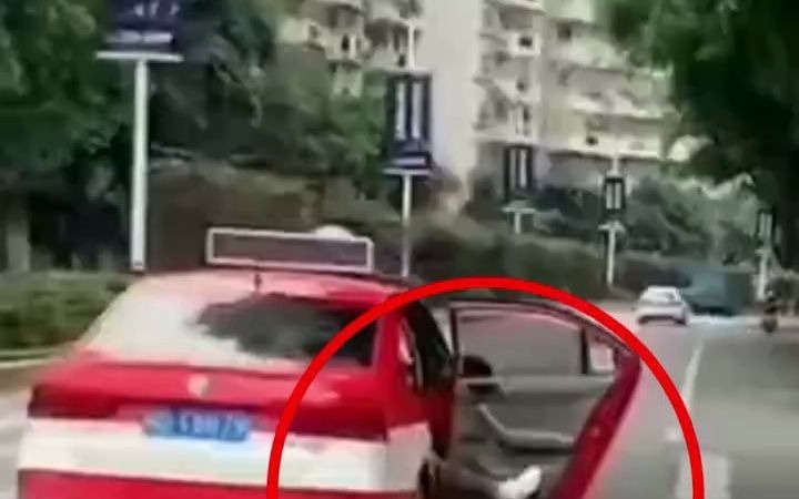 出租车行驶路上乘客用脚把门撑开 警方:与司机因行车路线产生纠纷