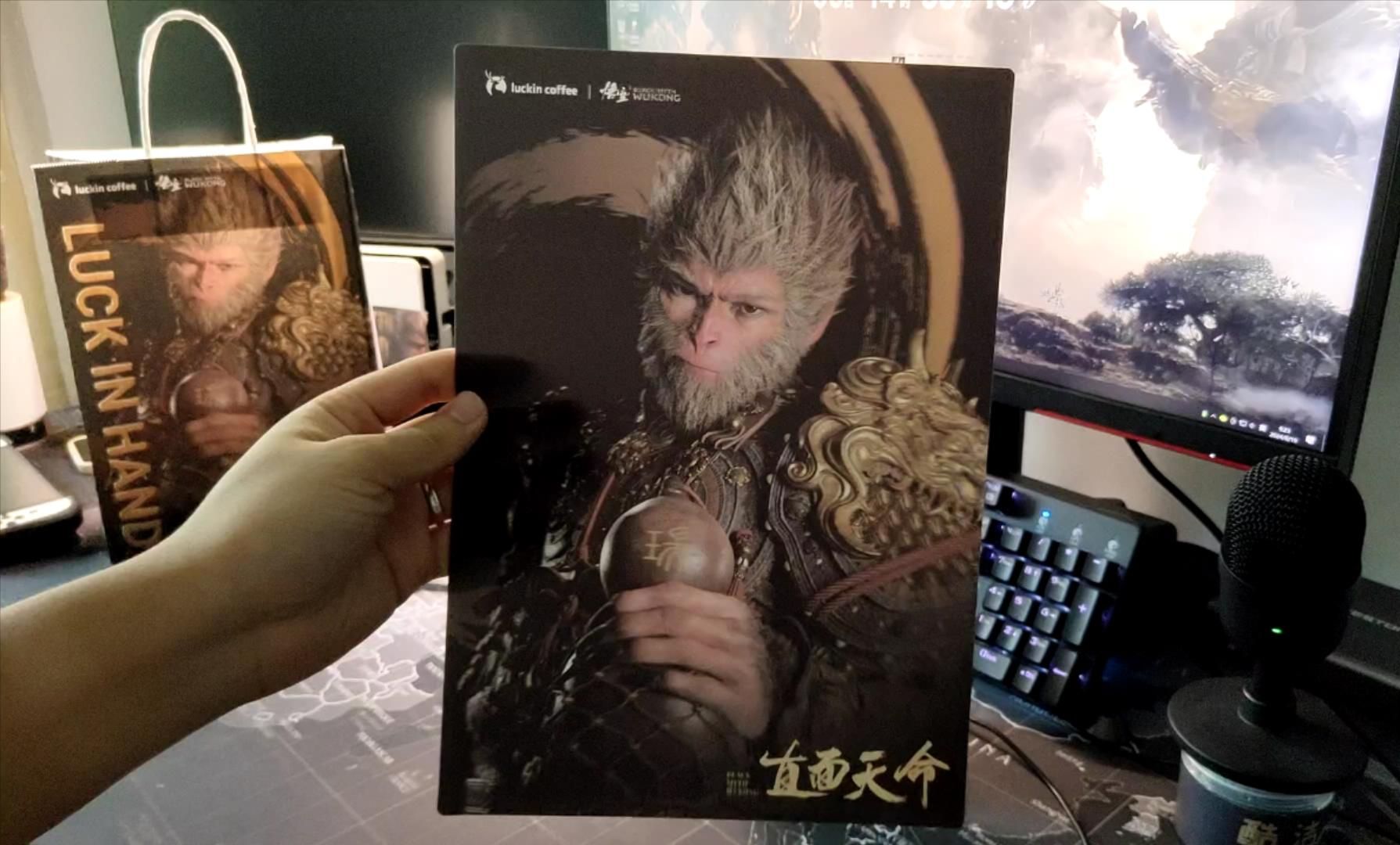 老马带你体验黑神话悟空和瑞幸联名的腾云美式和联动周边!不止杯套...