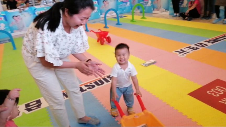 笑喷了的活动过程,群体活动增强宝宝的开朗性格。