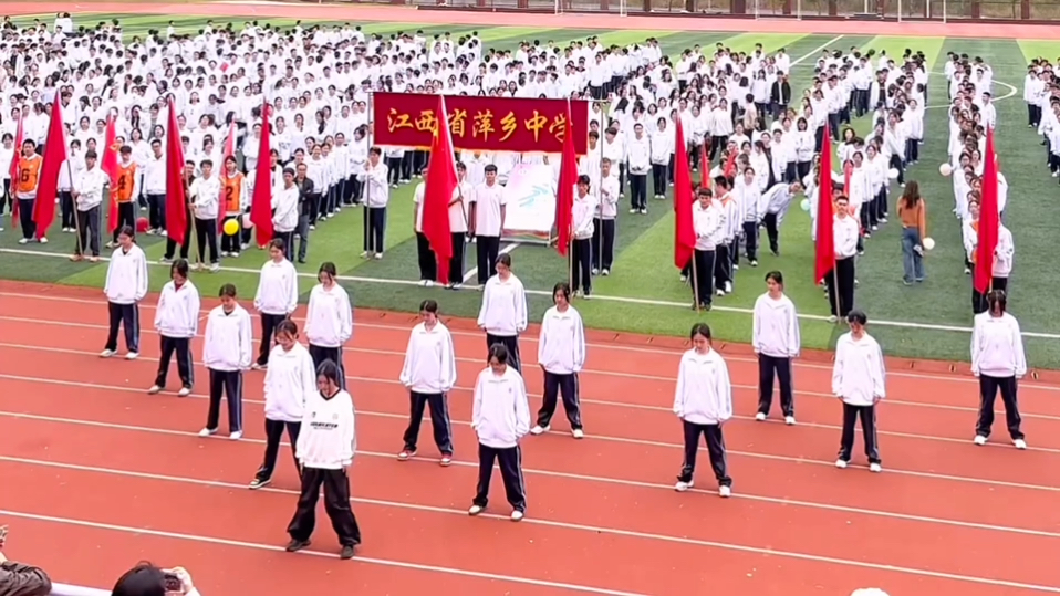 运动会开幕式混入学生一 起表演运动会开幕式～只排练了一晚上的...