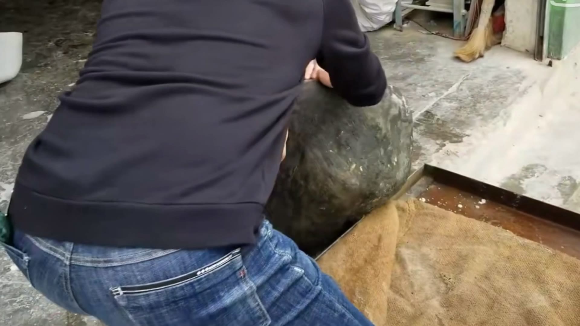 翡翠切石:价值120000的翡翠原石竟然开出了一箩筐的极品翡翠!