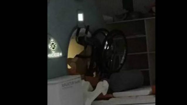 医生给老人做核磁共振 因操作不慎被吸进仪器