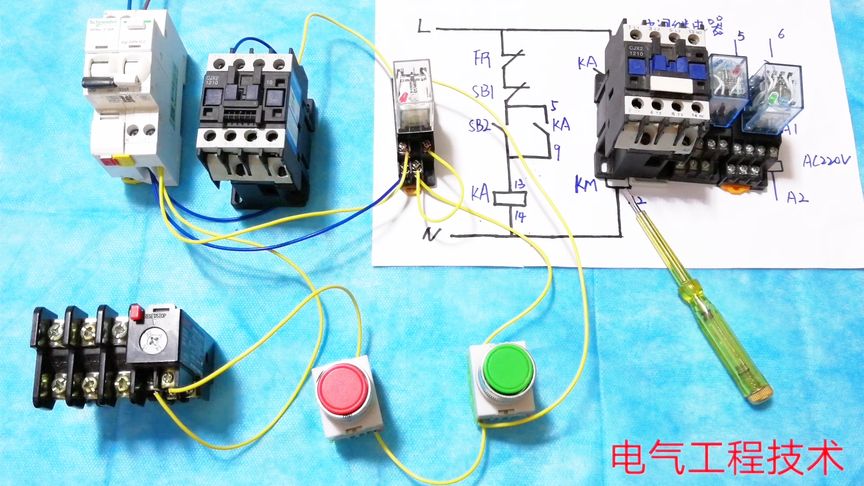 电工新手接了个电路,直接干爆了继电器,控制电机这样接线才正确