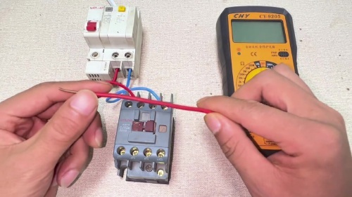 才发现,万用表带电也能查断线,老电工这一波操作,可算长见识了