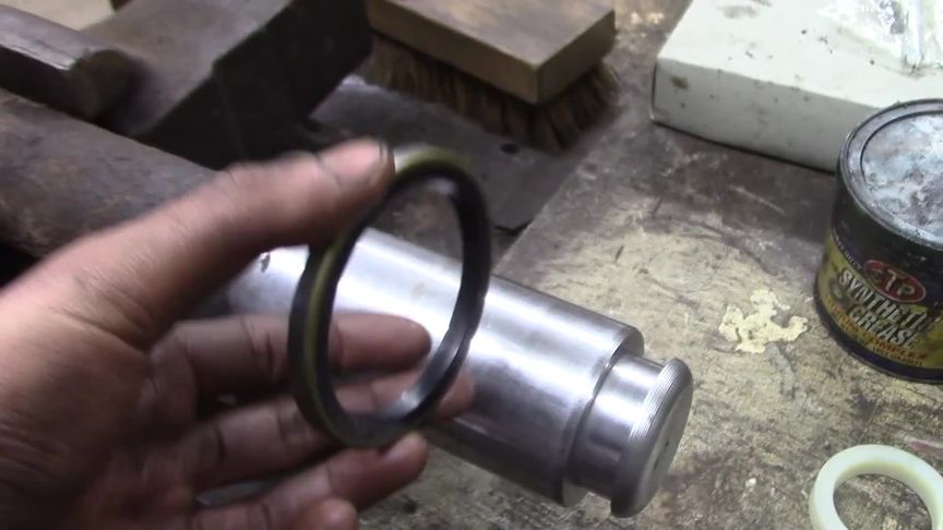 修理挖掘机履带的张紧器,看师傅是怎么操作的,万一哪天用到呢!