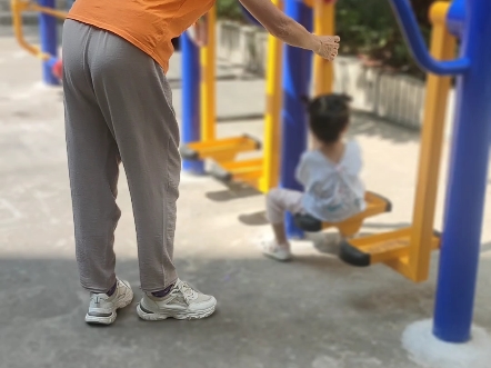 成年人的行走器械,儿童的秋千!