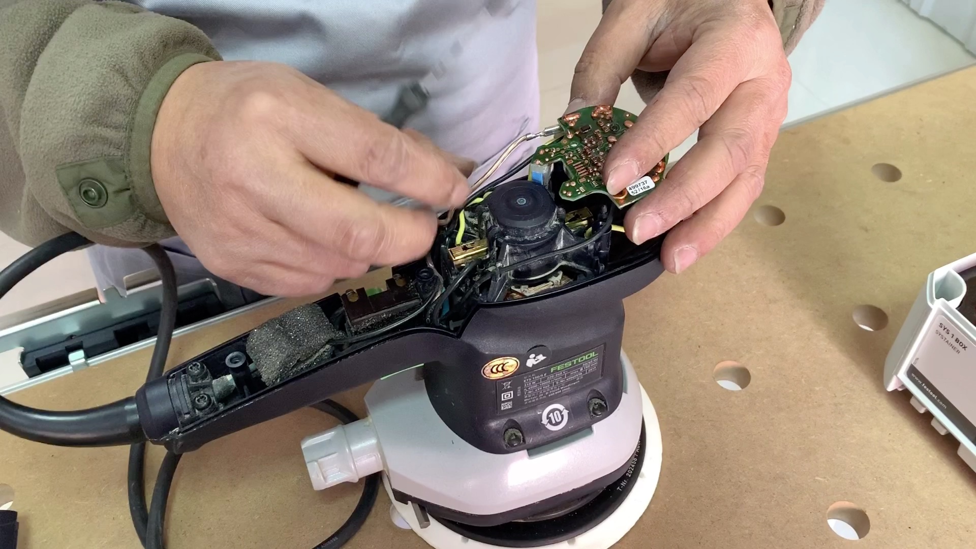 费斯托磨机更换碳刷教程