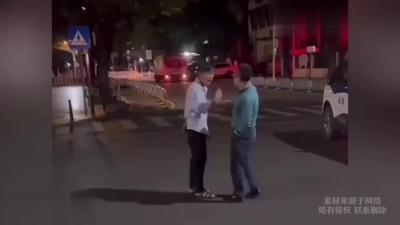 男子激怒对方打他:你打我不信你敢打下一秒对方一拳抡过去...