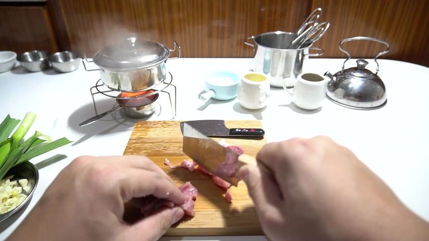 mini厨房,大蒜炒肉,配上一碗米饭简直太棒了