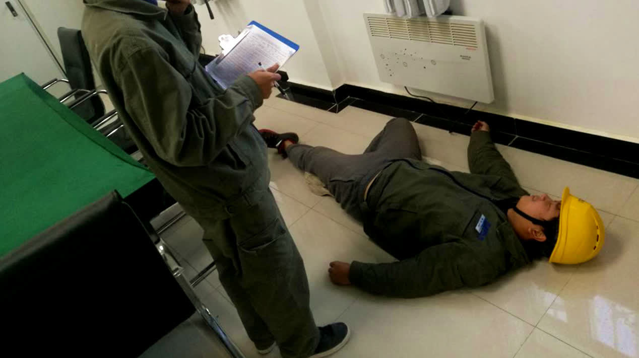 电压和电流到底有什么区别,触电时电到人的是哪一个呢?