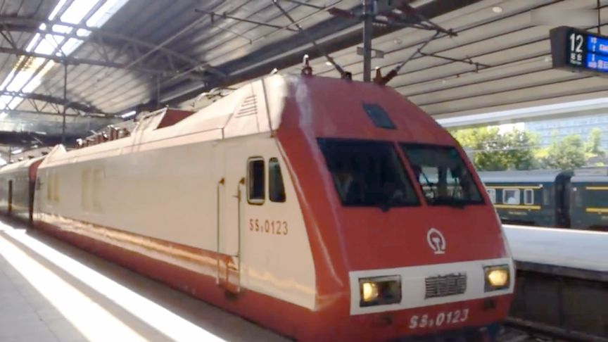 全程2100公里海拉尔开往北京 K4730次列车驶入终点北京站