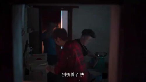 破冰行动:塔寨被警察围得水泄不通,马仔们见逃跑无望,立刻销毁毒品