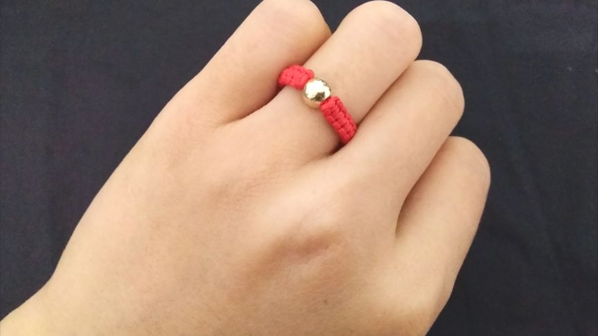 两根绳子编一款无痕的金珠戒指,红绳素圈戒指简单易编织