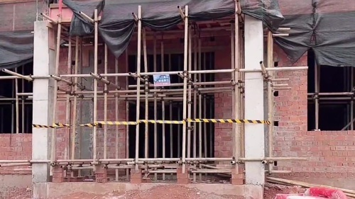 顶模支得非常结实只是模板之间的拼缝太大有些地方要用双面胶堵住