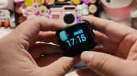 Redmi手表实拍,在充电的时候,屏幕显示方向是不固定的!