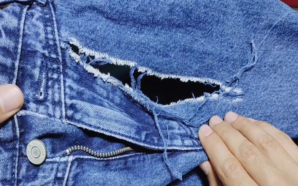 学会了这种无痕修补方法,即便您的牛仔裤破成这样也不想扔掉