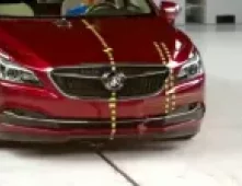 别克君越25%碰撞测试,我们不谈油耗,只论安全性!