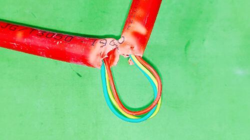 电工穿线管扭断了,快要裂开两半怎么办?这样修复连接头都用不着