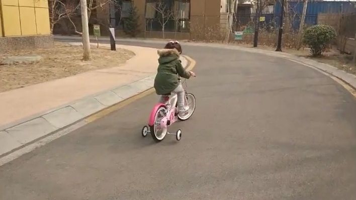 春天来了,给小美女购置迪卡侬自行车