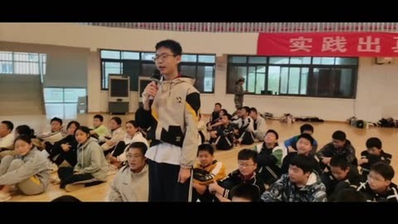 敢于自信上台演讲的孩子