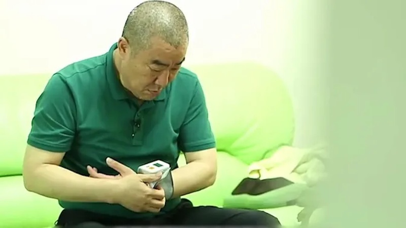 残疾小伙每天上班十二个小时,结果一个月工资到手只有一千三