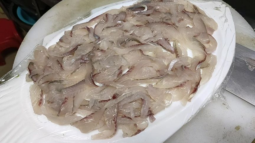 酒店后厨来了一个切配小伙子,大家觉得这技术咋样,值6000工资吗