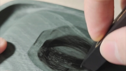 嘿嘿嘿,新砚台波光粼粼,闪闪的,磨墨也快,一下子就浓了,后面我有磨墨...