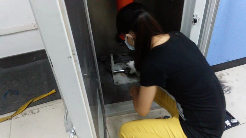 来看看美女做锂电池撞击测试