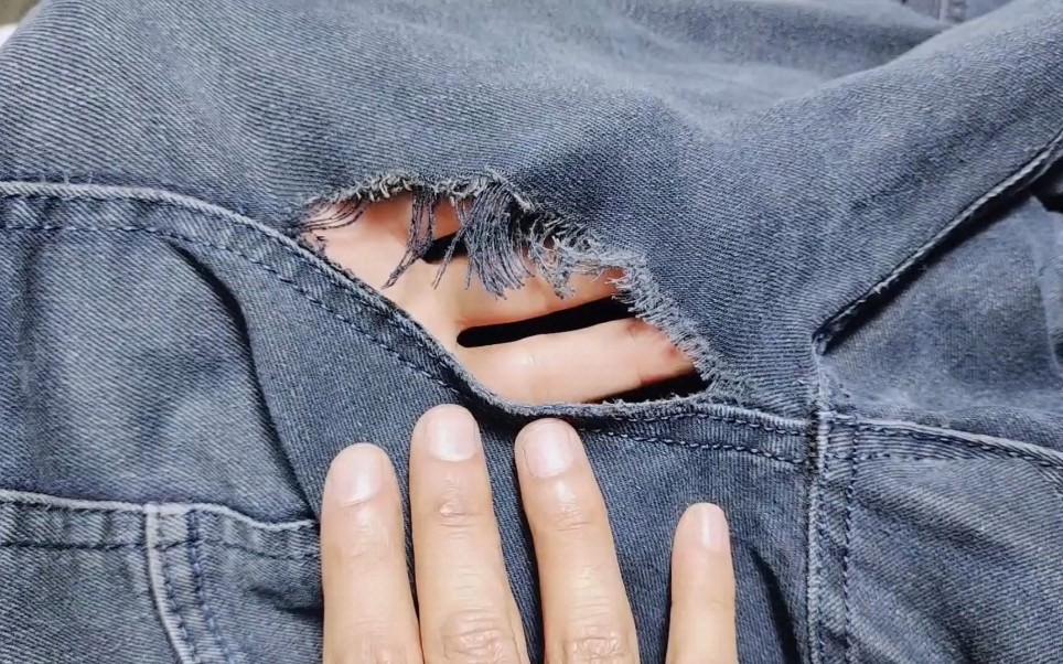 如何无痕修复牛仔裤腿之间的洞,保留你的牛仔裤