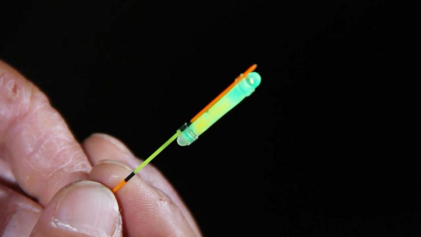 夜钓“粉丝”知道咋安装浮漂发光棒吗?达人来教你,不比发光漂差
