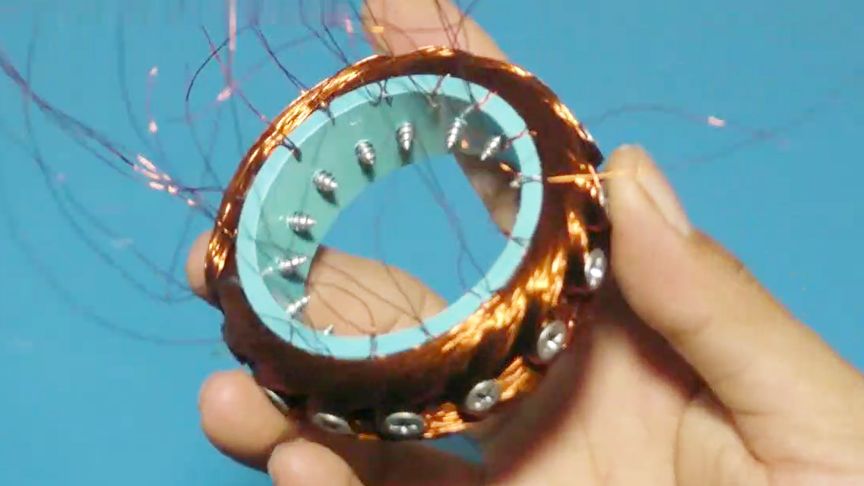 小伙用螺丝缠绕一个螺旋直流电机,这技术真牛,就不知道动力咋样