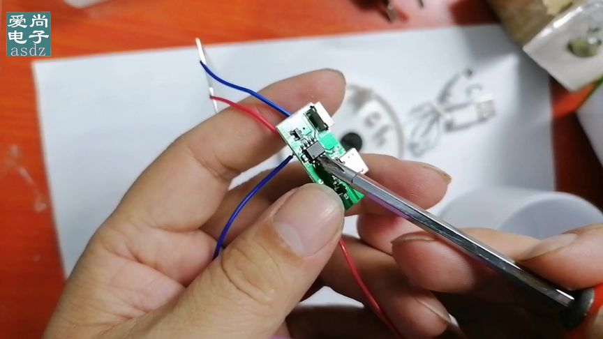 几元钱的LED灯可充电,内部电路设计巧妙,再也不怕停电了,实用