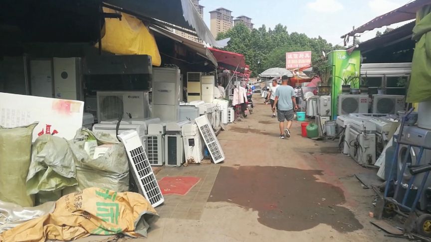 铁道里的旧货市场一个九成新海尔冰箱卖多钱,看大成如何砍价