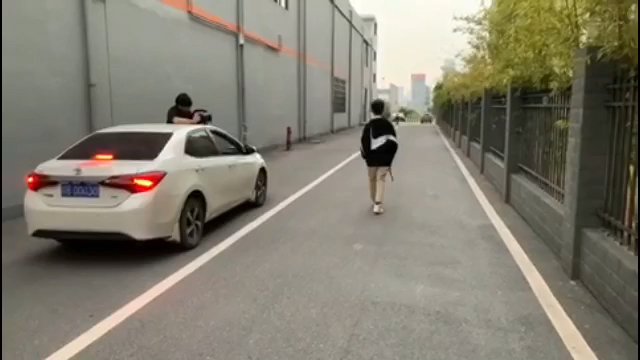 拍摄时没有相机稳定器怎么办?