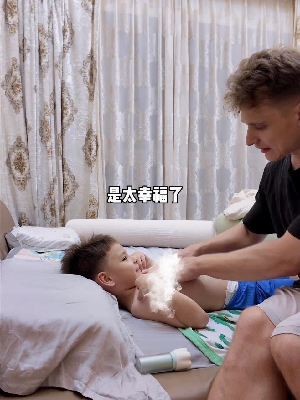 外国老公为了混血儿子学习中医理疗#中医 #推拿 #育儿经验分享