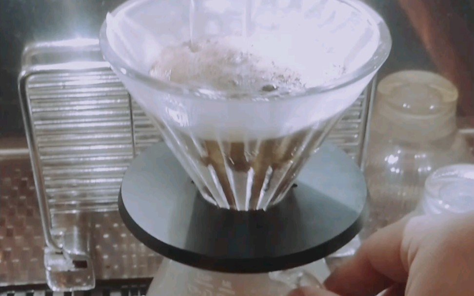 使用意式半自动咖啡机冲煮手冲咖啡