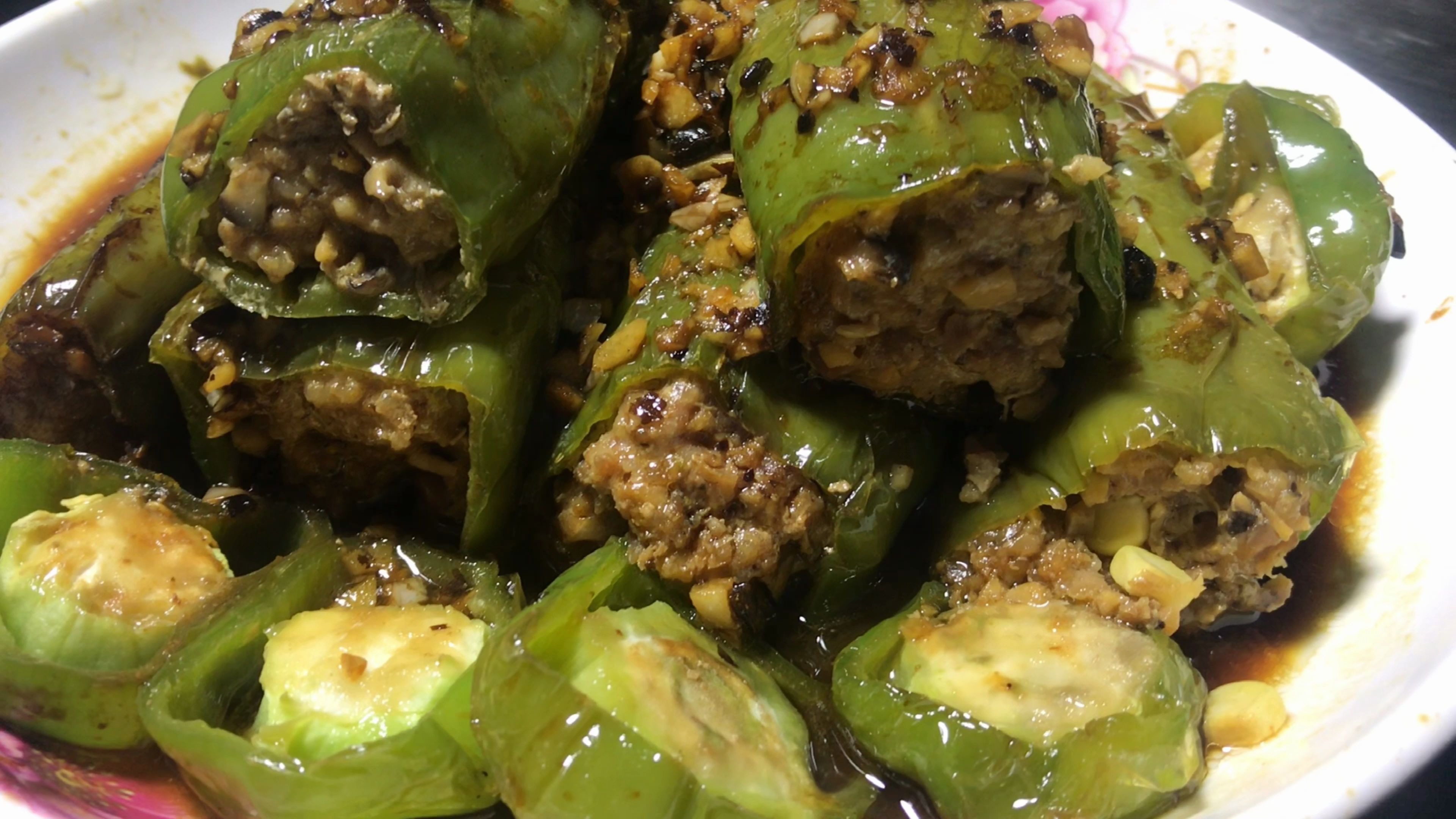 这道家常的“虎皮尖椒塞肉”,辣椒里面太有料了,非常下饭好吃