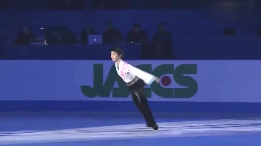羽生结弦与浅田真央共舞片段,不愧是花滑的公主与王子,太甜了!