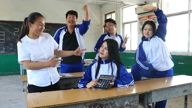 老师让学生用计算器弹歌,学生弹了一首浪人琵琶,都跳起了舞