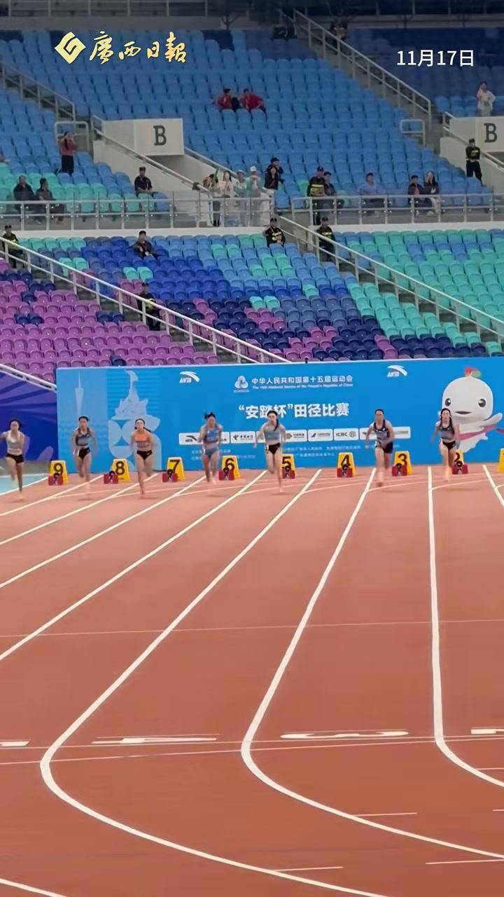 11月17日晚,第十五届全国运动会田径项目女子100米决赛在广州进行,...