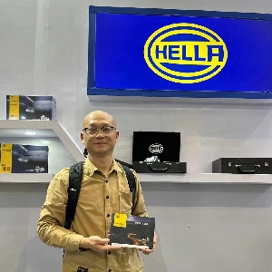 任天诚改灯光头哥 