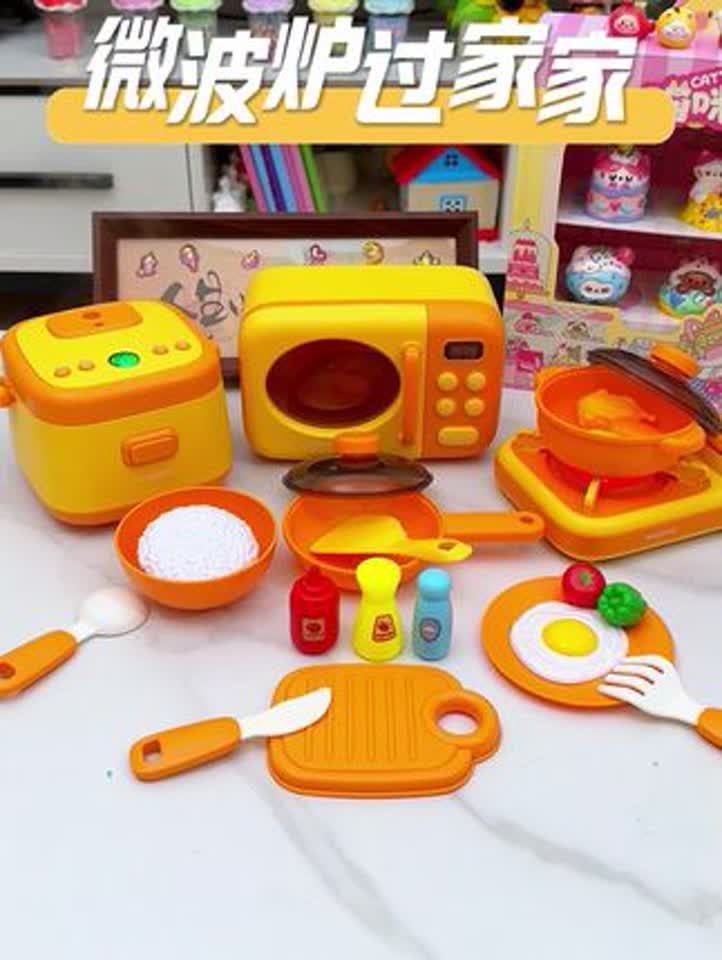 孩子总是对厨房充满好奇,给他买了这个厨房过家家玩具,他在客厅玩他...