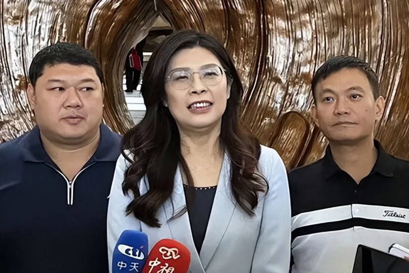 美国没想到的一幕发生了:郑丽文心腹连夜来上海,对大陆作出保证