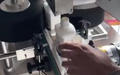 九博 全自动洗衣液双面贴标机 洗手液瓶贴标机 全自动洗衣液消毒液...