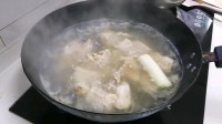 过年了多喝排骨莲藕花生汤,滋阴润燥补气血,做法简单又好吃