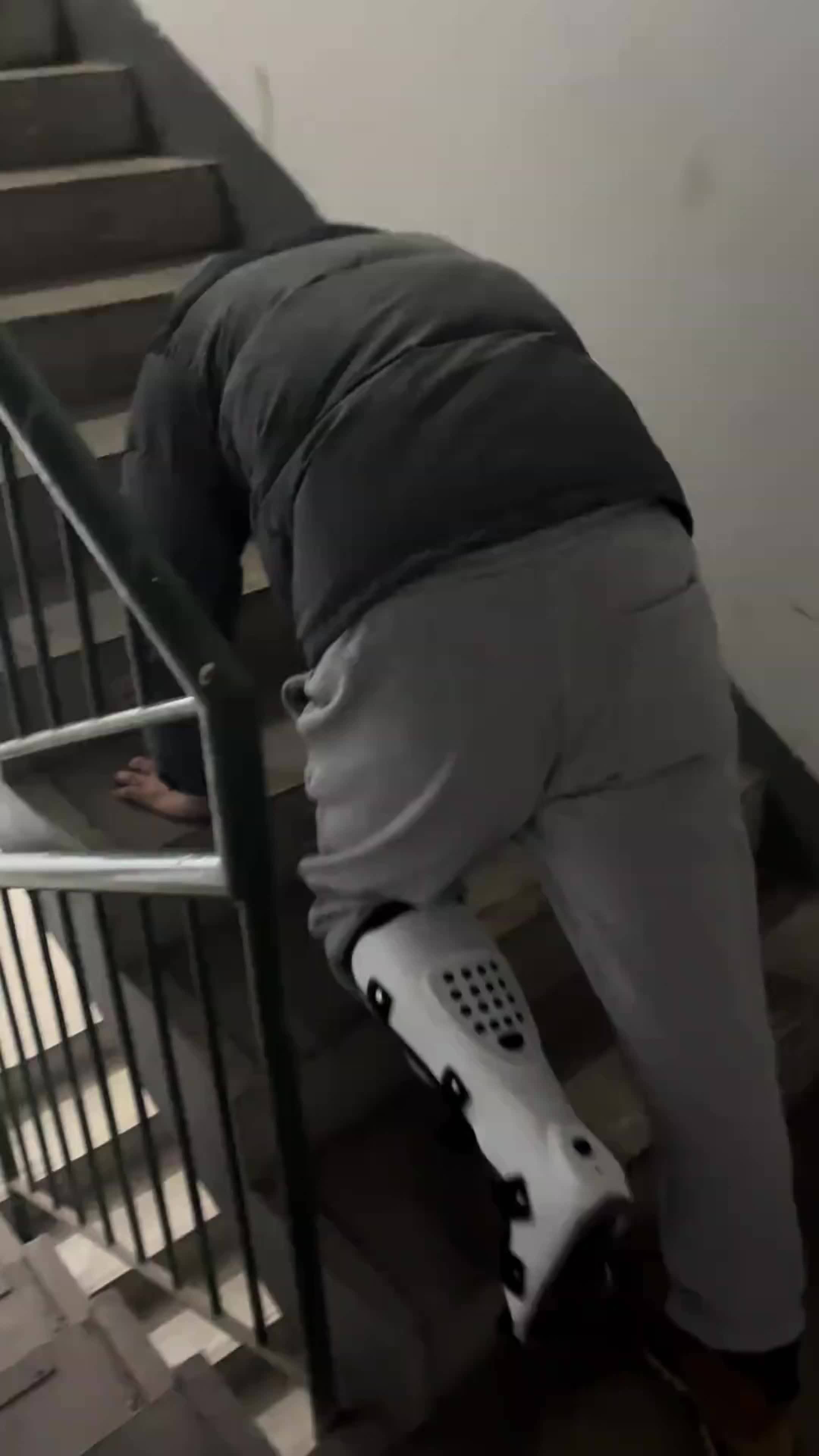 小伙腿骨折了,绝望的是住的是楼梯房,女生准备背但怕二次伤害
